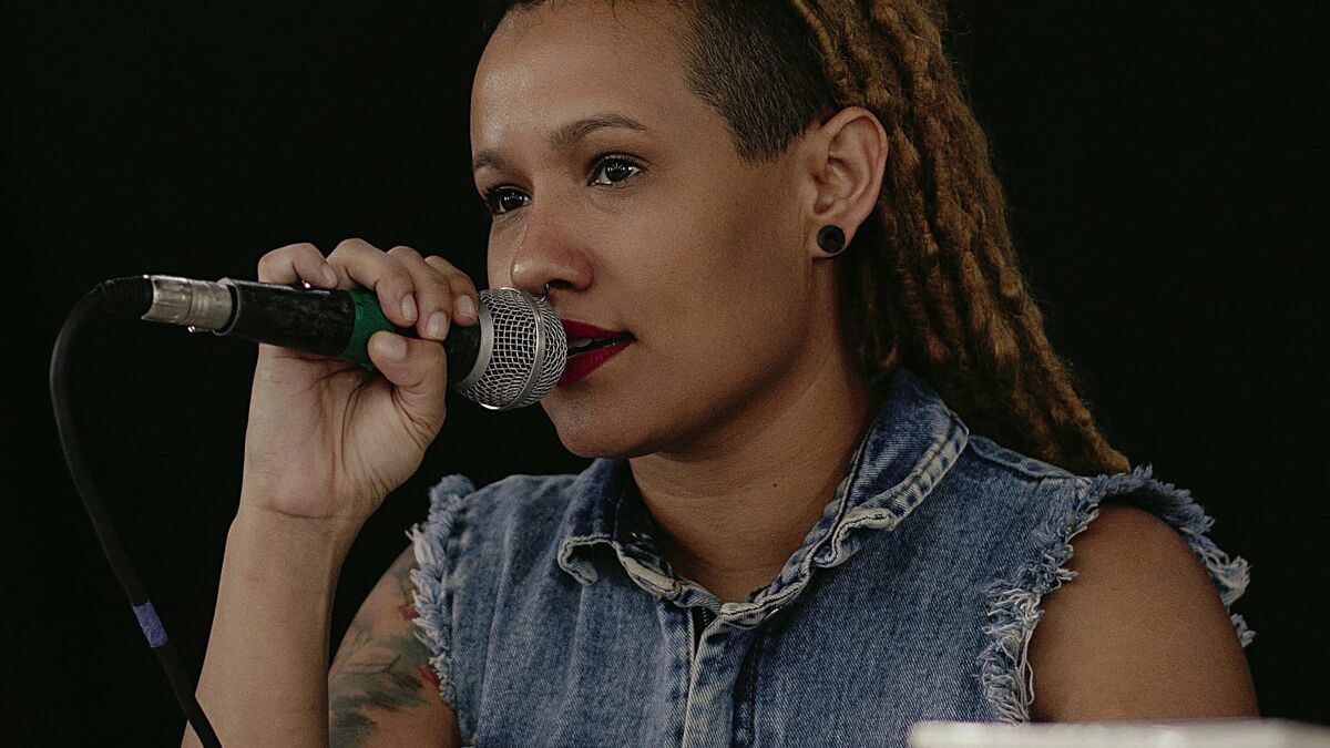 Opinião: ‘Gente', a poesia não confiável de Débora Gil Pantaleão