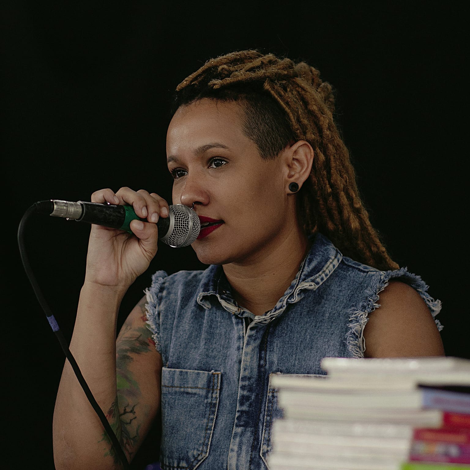 Opinião: ‘Gente', a poesia não confiável de Débora Gil Pantaleão