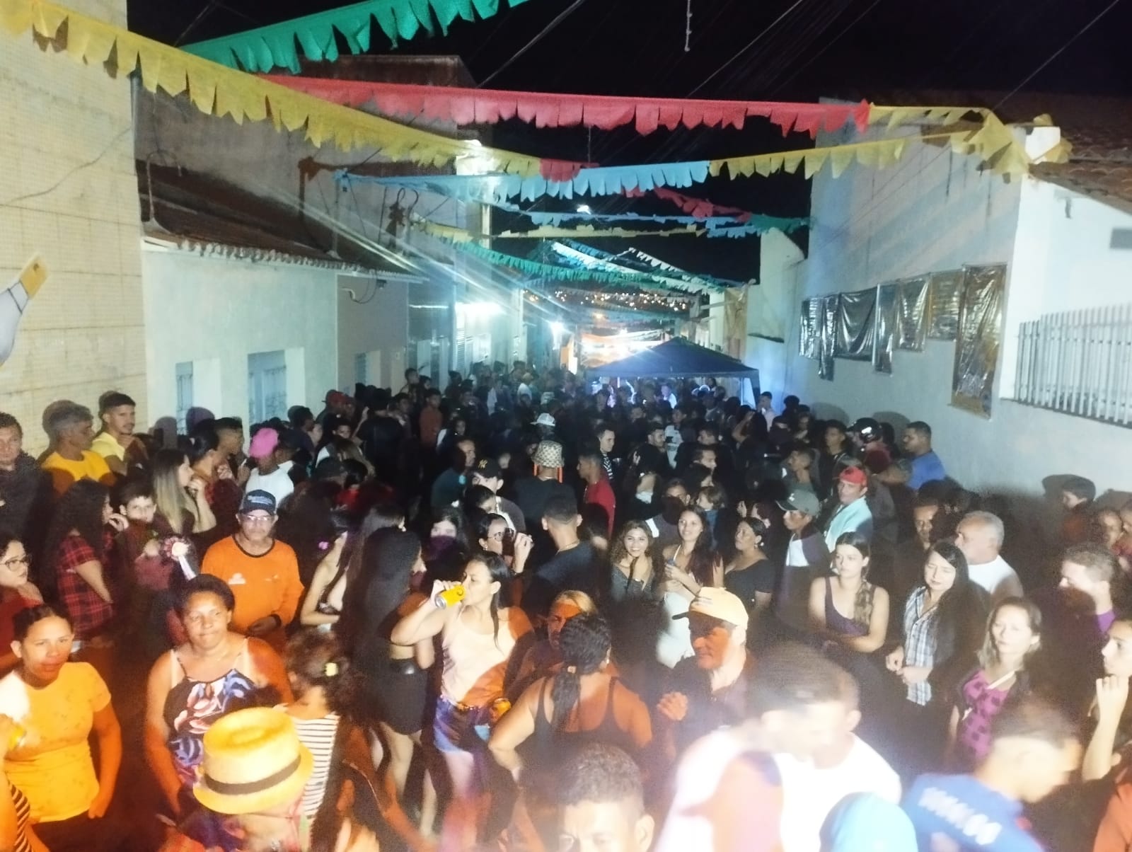 Noite de São Pedro tem festa realizada por moradores, em rua de Cajazeiras