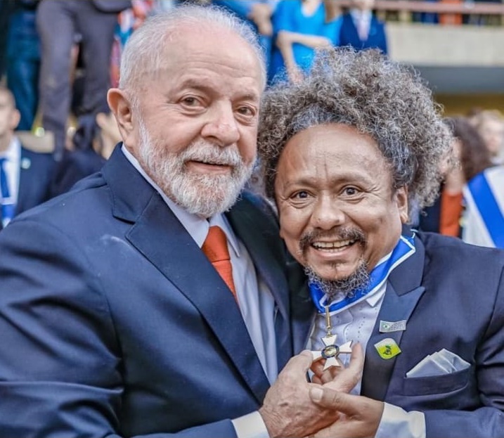 Chico César recebe o título de comendador em honraria do Governo Federal